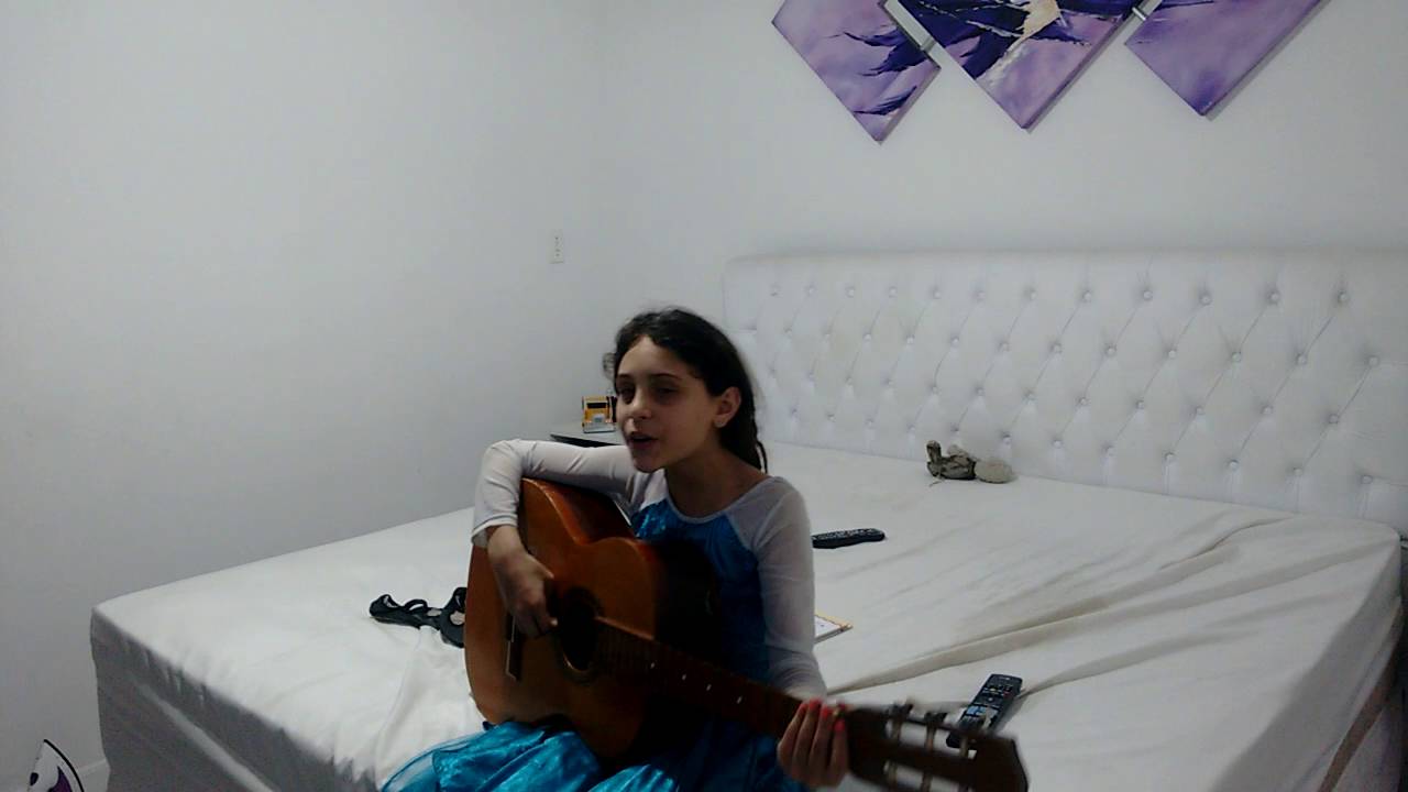 Lívia cantando Cristina mel em homenagem aos pais. - YouTube