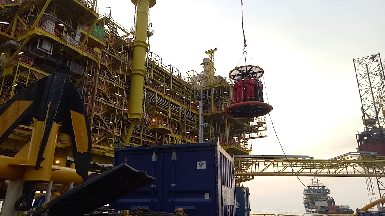Offshore Personnel Basket Transfer - Bergading CPP - YouTube