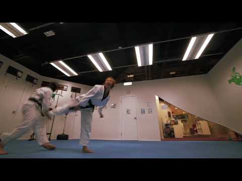 2 vs 1 fighting with Taekwondo