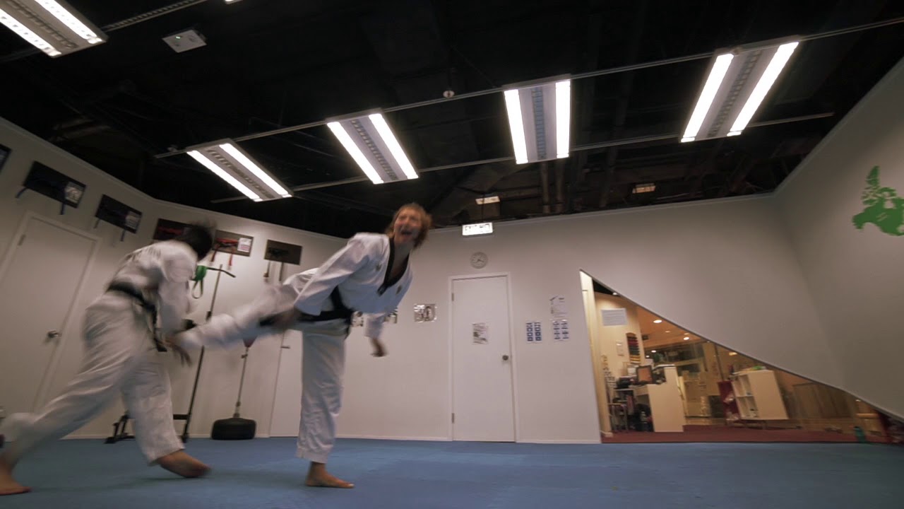 2 vs 1 fighting with Taekwondo - YouTube