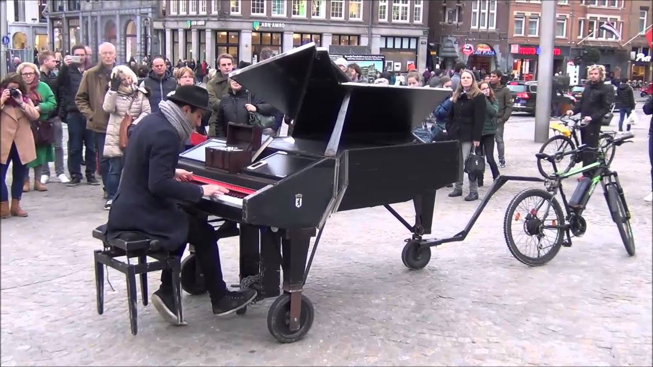 Davide Martello speelt piano in Amsterdam - YouTube