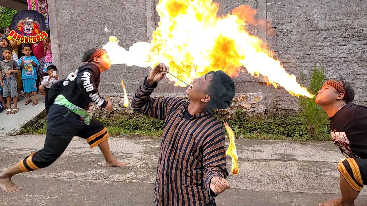 Atraksi DEWA API, Makan Api & Sembur Api Barongan Satrio Bugel Live ...