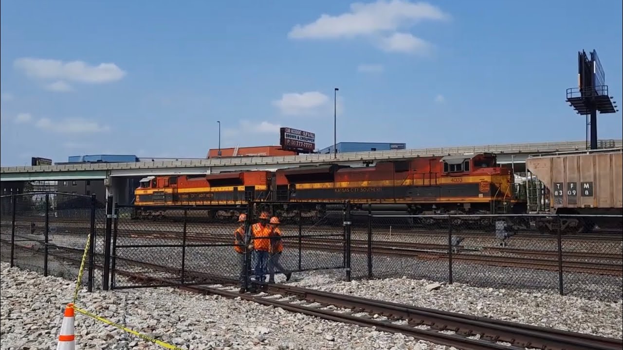 KCS SD70ACe Duo Lead A KCS Grainer Past UP #4014 At Union Station ...
