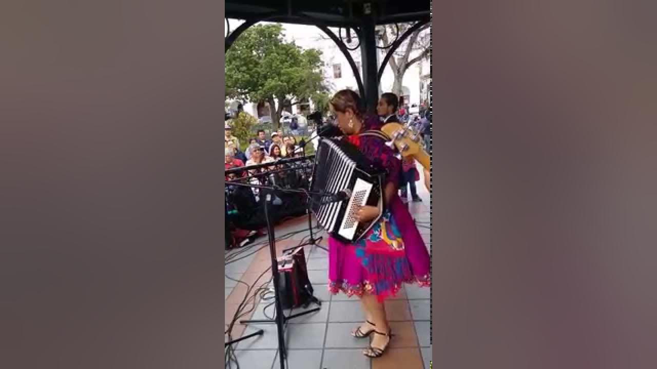 DEBAJO DEL CAPULÍ de Rafael Carpio Abad - YouTube