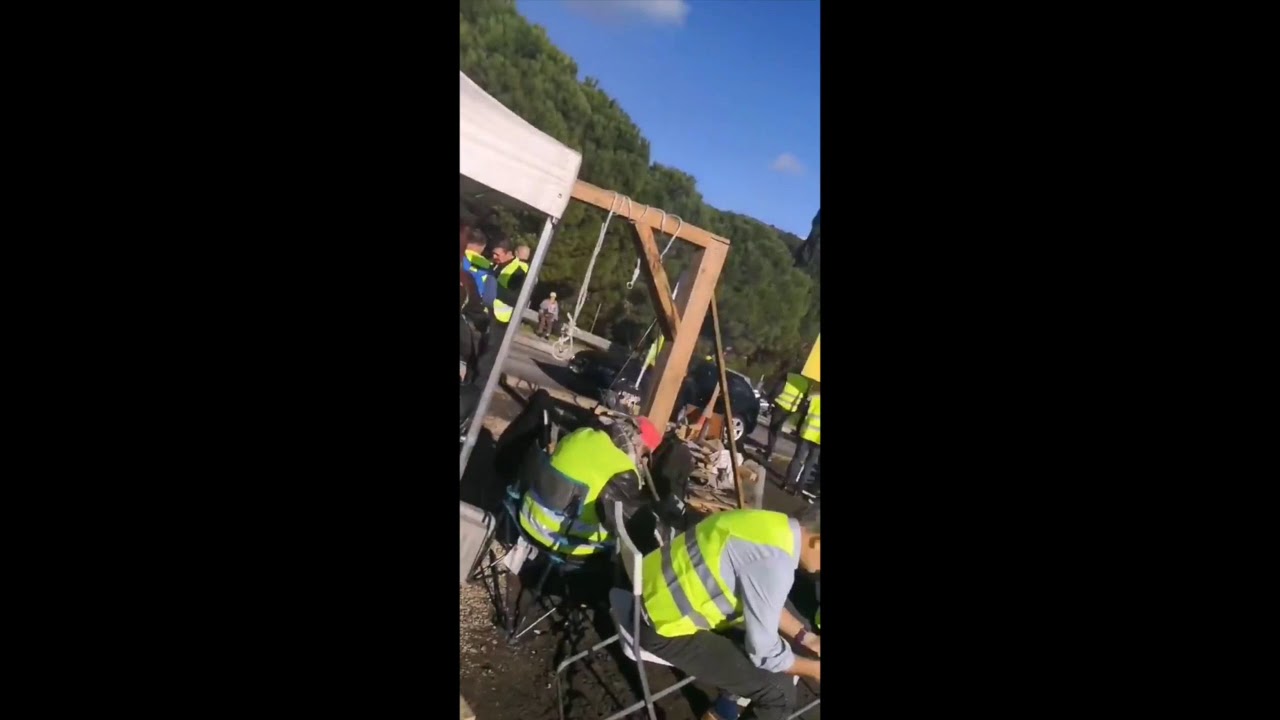 Les gilets jaunes ont installé une corde pour pendre MACRON - YouTube