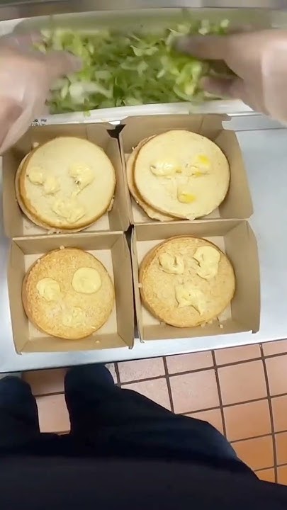 РАБОТНИК МАКА РАСКАЗАЛ КАК ГОТОВЯТ БУРГЕРЫ 🍔 Youtube