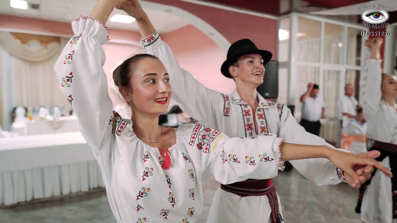 Dansatori la nunta, cu dansul "Polca". Ansamblul de cantec si dans ...