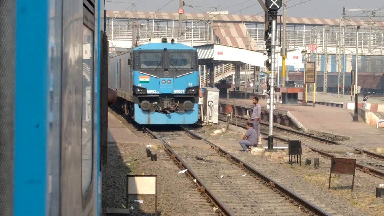 Hutatma Express arriving Daund, Crossing with WAG12B Solapur Division ...