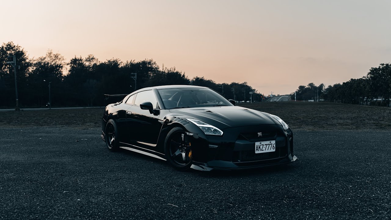 Nissan GTR R35 (Full Black) - YouTube
