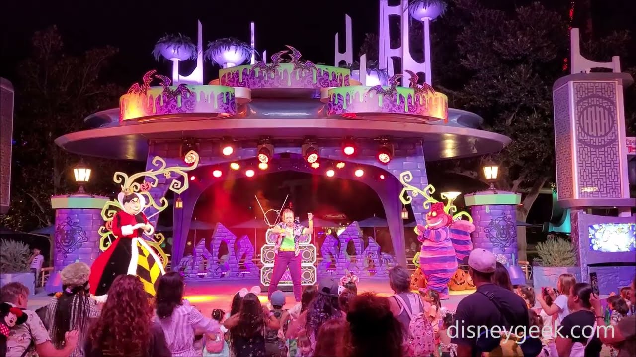 Disneyland: Disney Villains Dance Party (Queen of Hearts and Cheshire ...