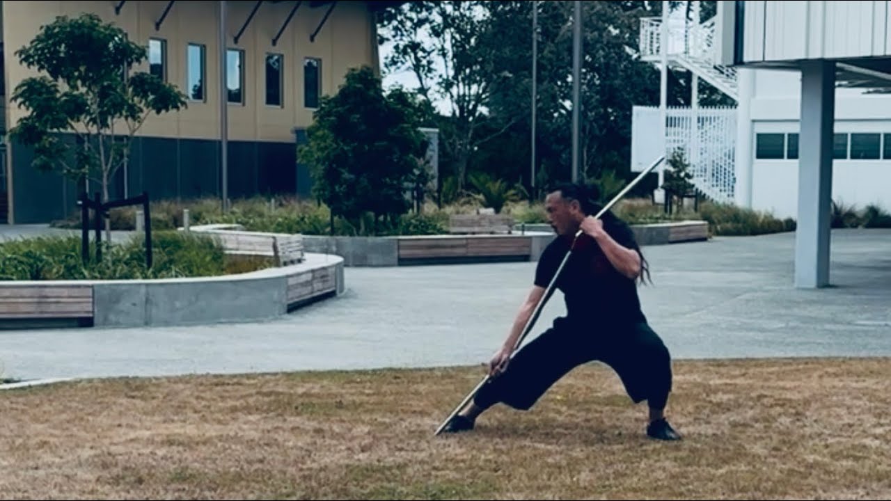 Practicing three-section staff: 溫習三節棍技法！ - YouTube