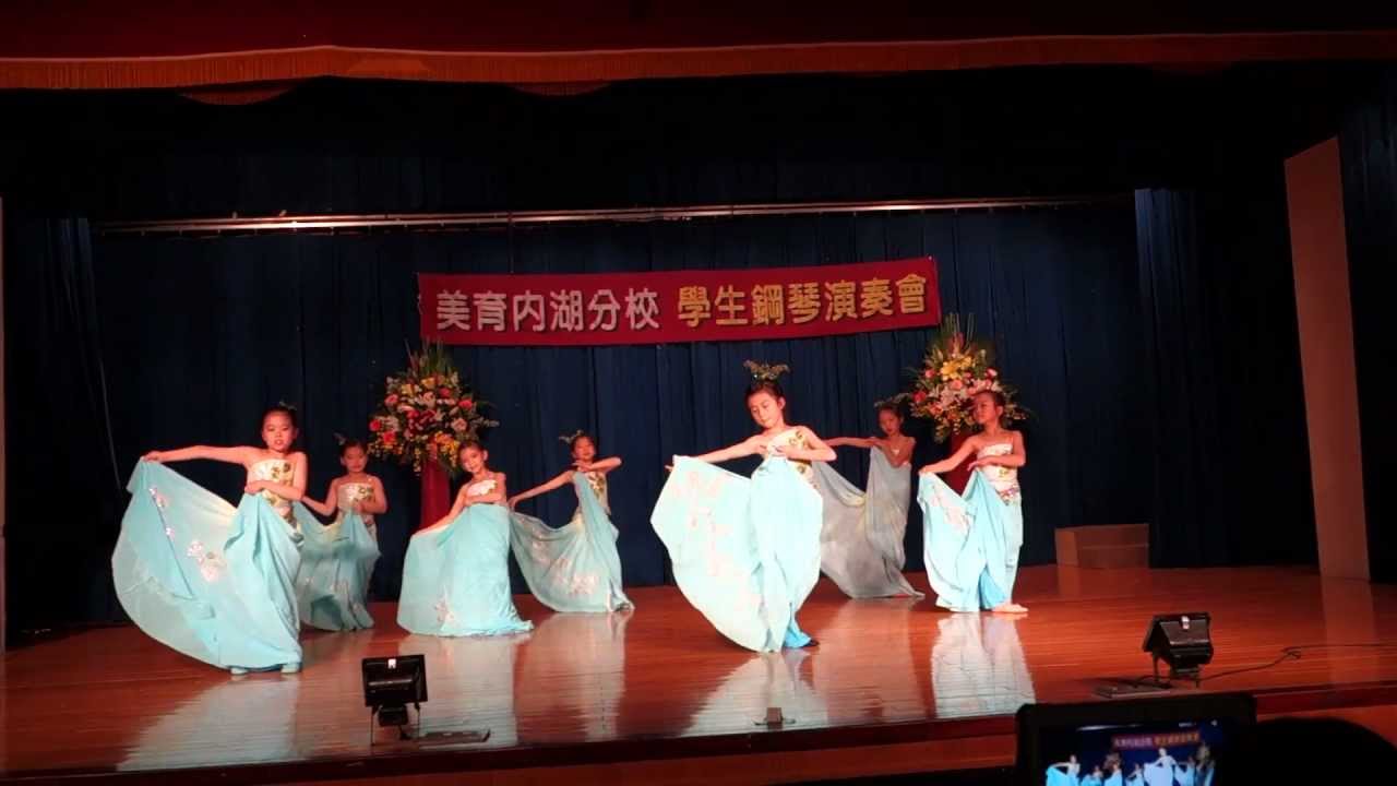 Ella跳孔雀舞-Ella dances the Chinese folklore dance "Peacock Dance" - YouTube