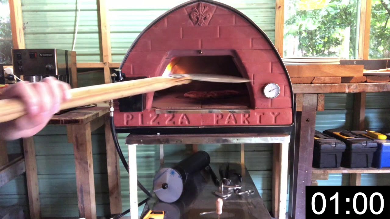 Cooking Neapolitan pizza in a Pizza Party Passione gas oven - YouTube