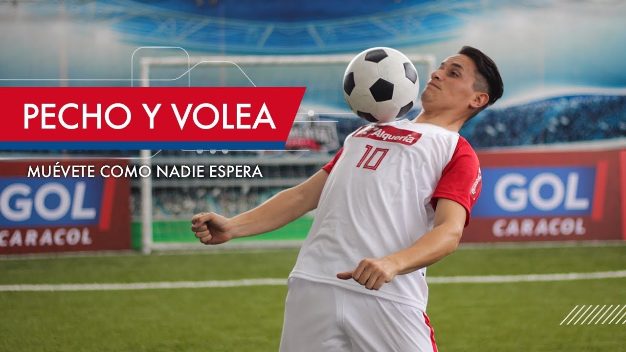 Cómo parar el balón de pecho y hacer una volea. Tutorial y jugadas de ...