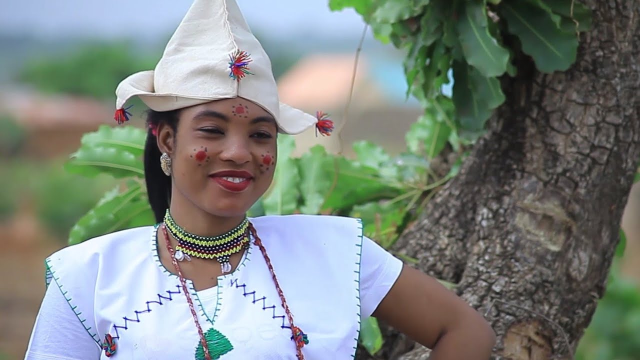 Sabuwar Waka (Farar Mace Alkyabbar Mata) Latest Hausa Song Original ...