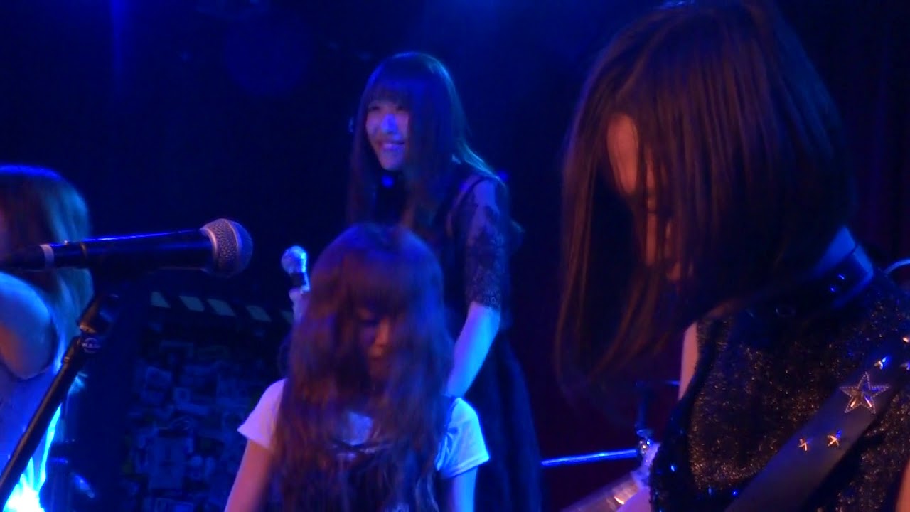 String break at Mitsuru's guitar ! But the show must go on! And BRIDEAR ...