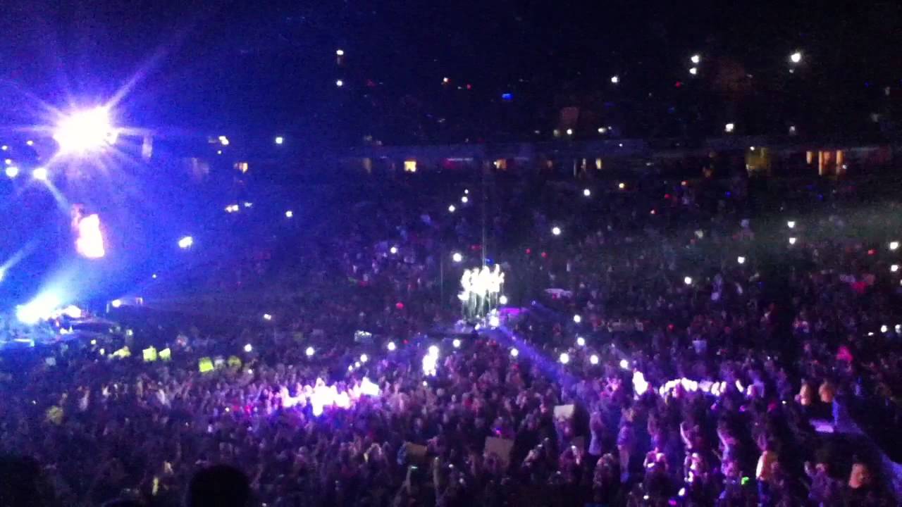 ONE DIRECTION MOMENTS MANCHESTER 19TH APRIL - YouTube
