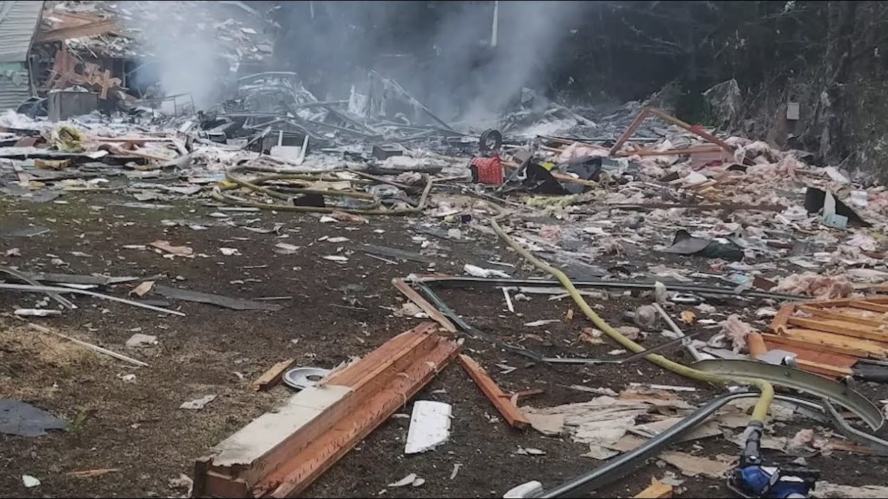 Large outbuilding explodes, damages homes in SW Washington - YouTube