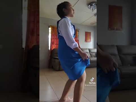 pakai baju sekolah..