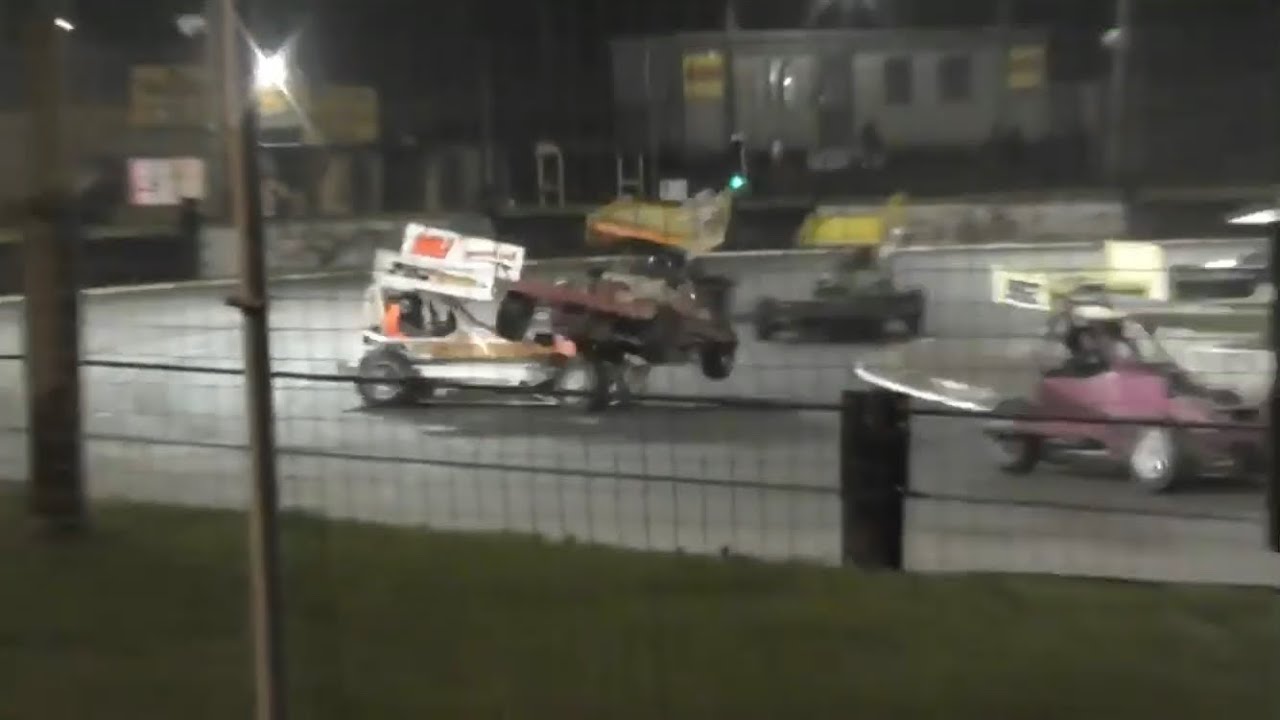 Skegness stadium - brisca f2 stockcar crash! - YouTube