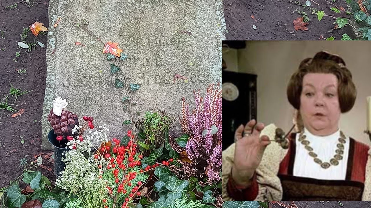 Besuch am Grab von Carola braunbock, Stiefmutter drei Haselnüsse für ...