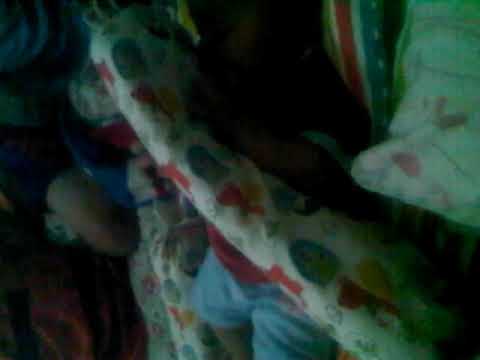 bermain dengan bantal guling