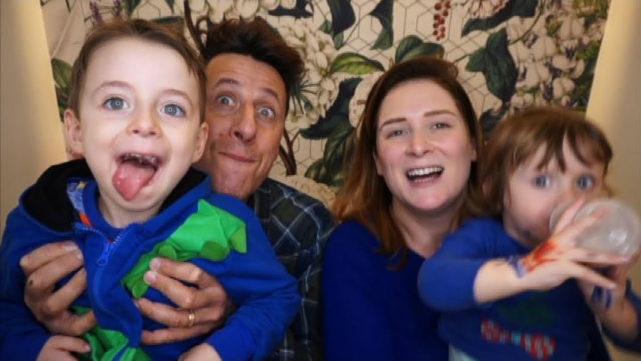 The Pozzolis Family, la famiglia imperfetta del web ora a teatro - YouTube
