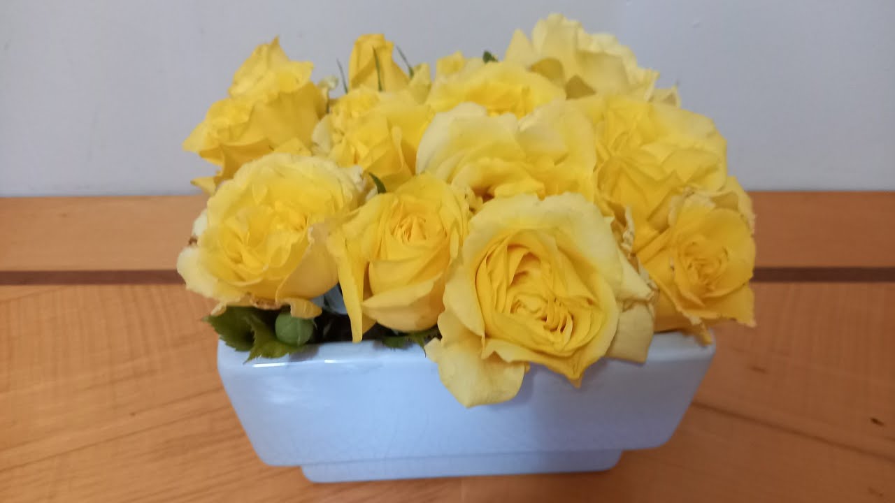 Learn how to make a pave roses table arrangement - YouTube