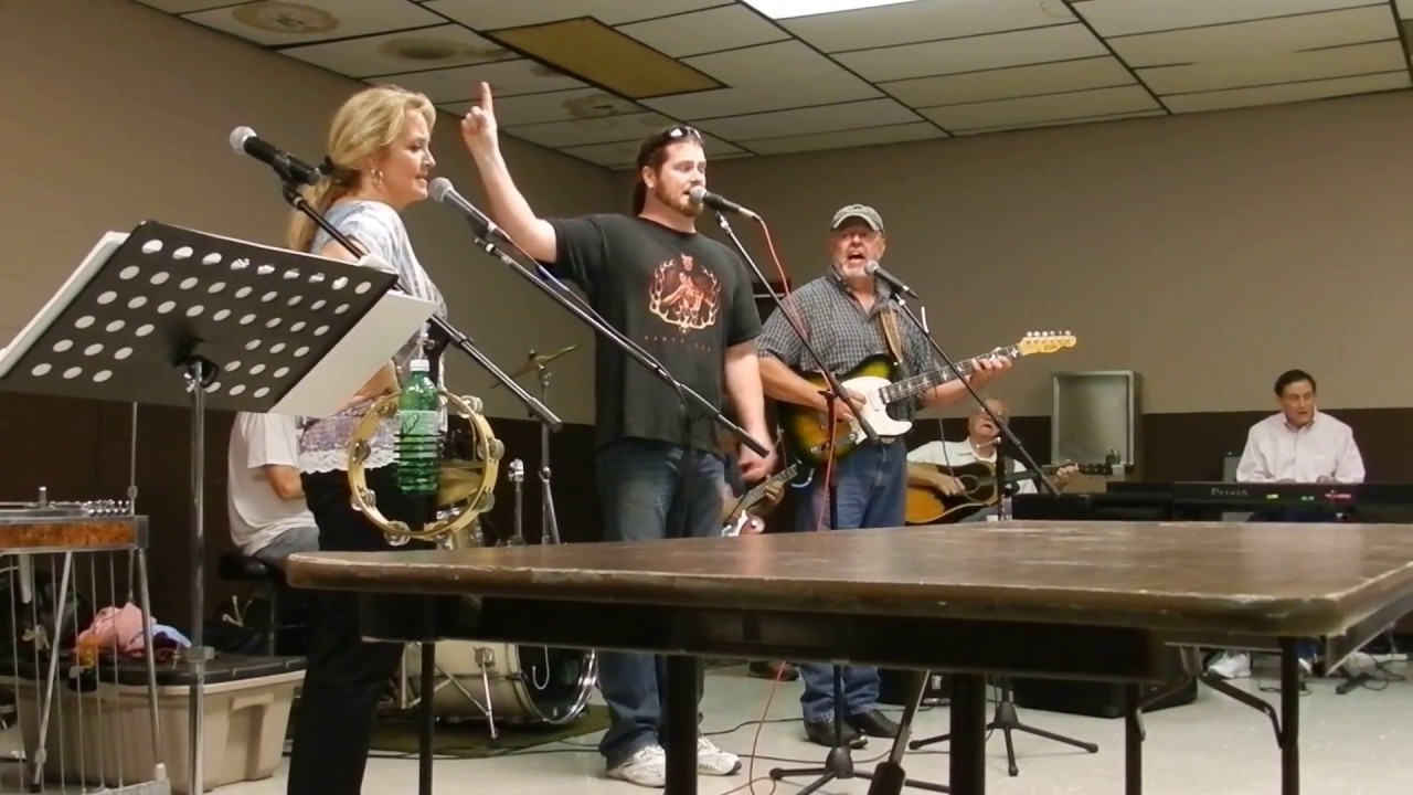 Rodney Crisp and Amber Martin singing "Sing Me Back Home" - Merle ...