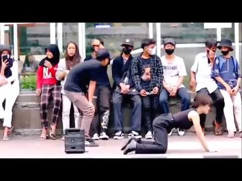 JEJE Viral di Tiktok Joget di Pinggir Jalan Raya