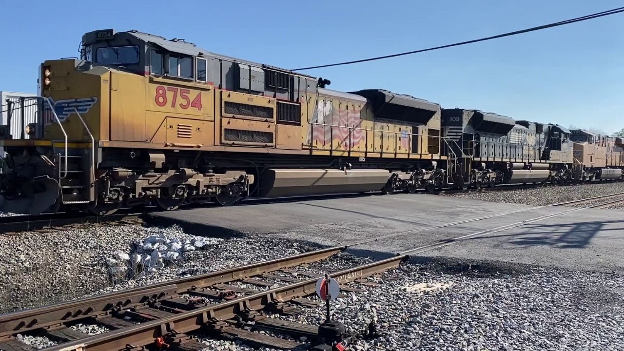 UP 8754 SD70ACe NS 1109 SD70ACe UP 7707 AC45CCTE - YouTube