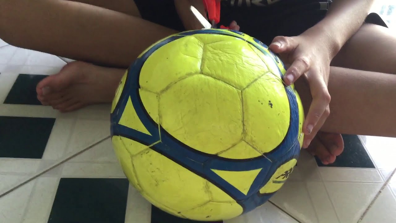 cắt trái banh futsal 2030 xem ruột banh - YouTube