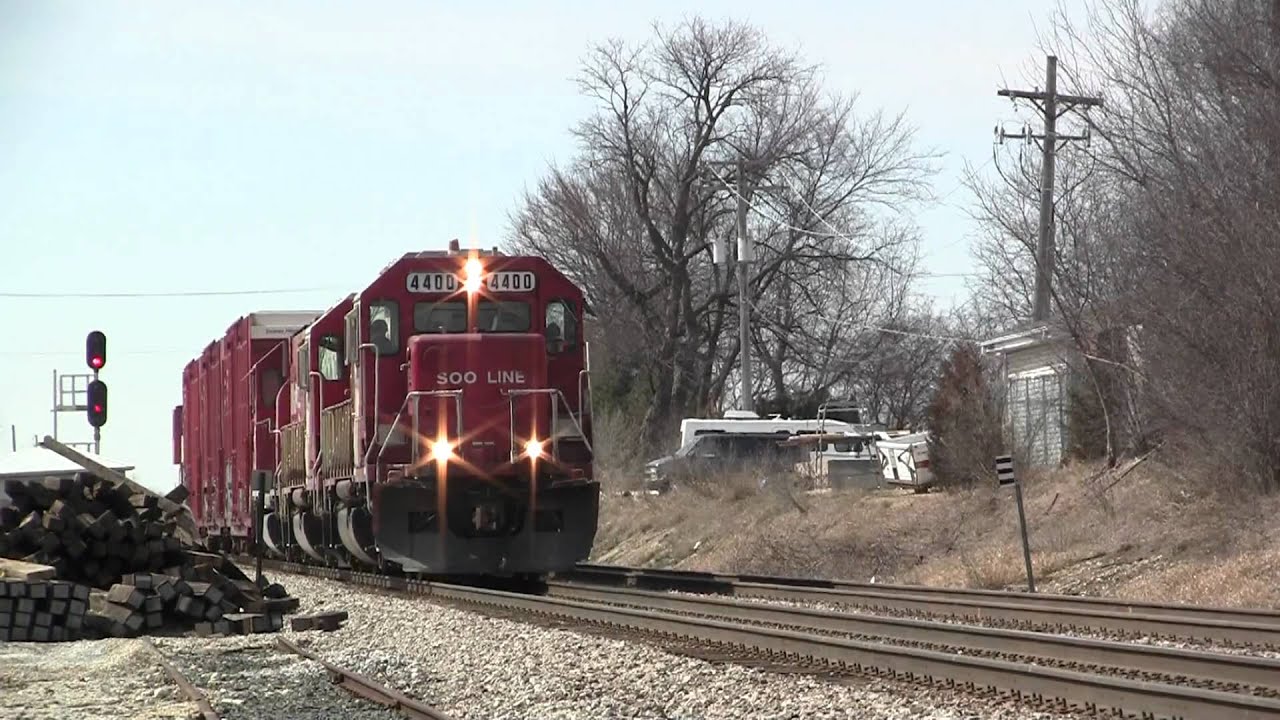 Soo Line 4400 meets Metra 107 at Roselle - YouTube