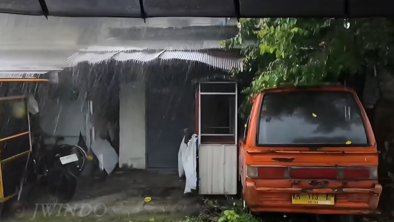 🇮🇩 walking in heavy rain, strong winds, the sound of thunder booming in ...
