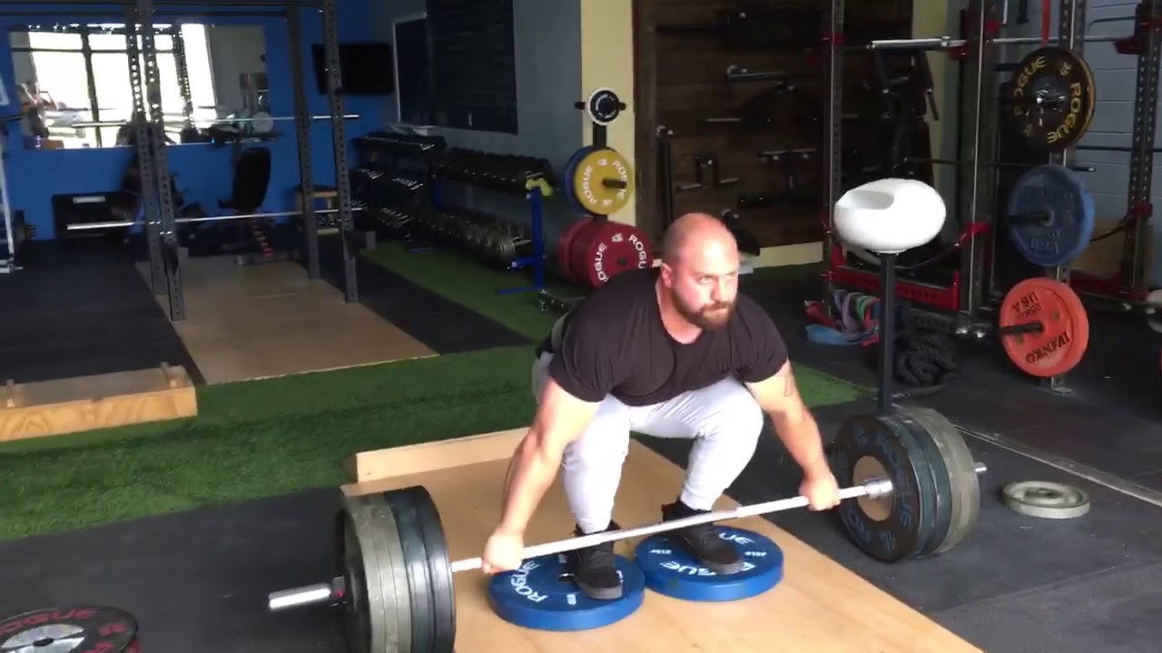 Snatch grip deadlift off a deficit - YouTube
