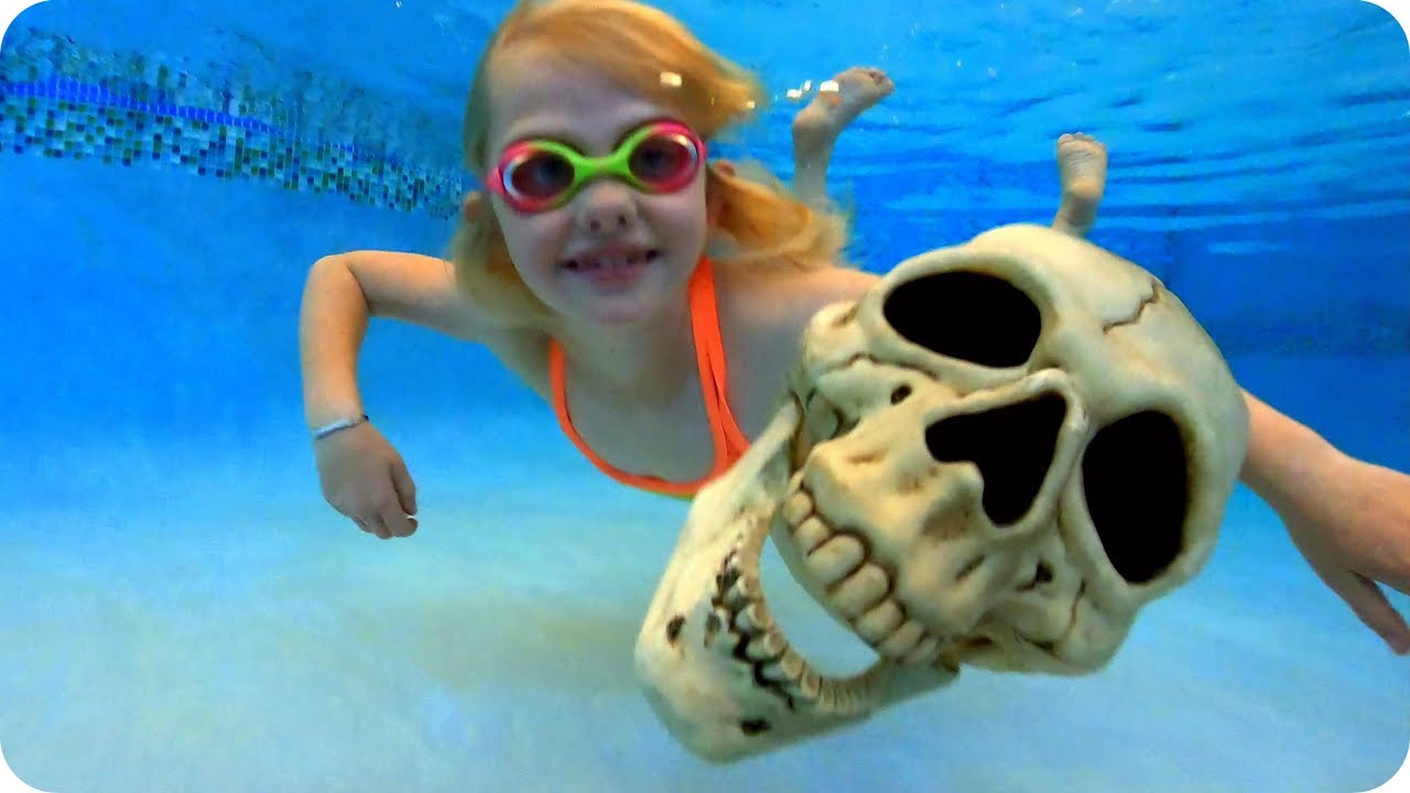 Skull in the Swimming Pool Halloween Edition - YouTube