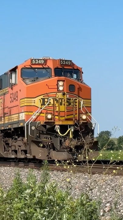 Fast BNSF Manifest train w/ an awesome crew!! #bnsf #bnsftrains #bnsfrailway - YouTube