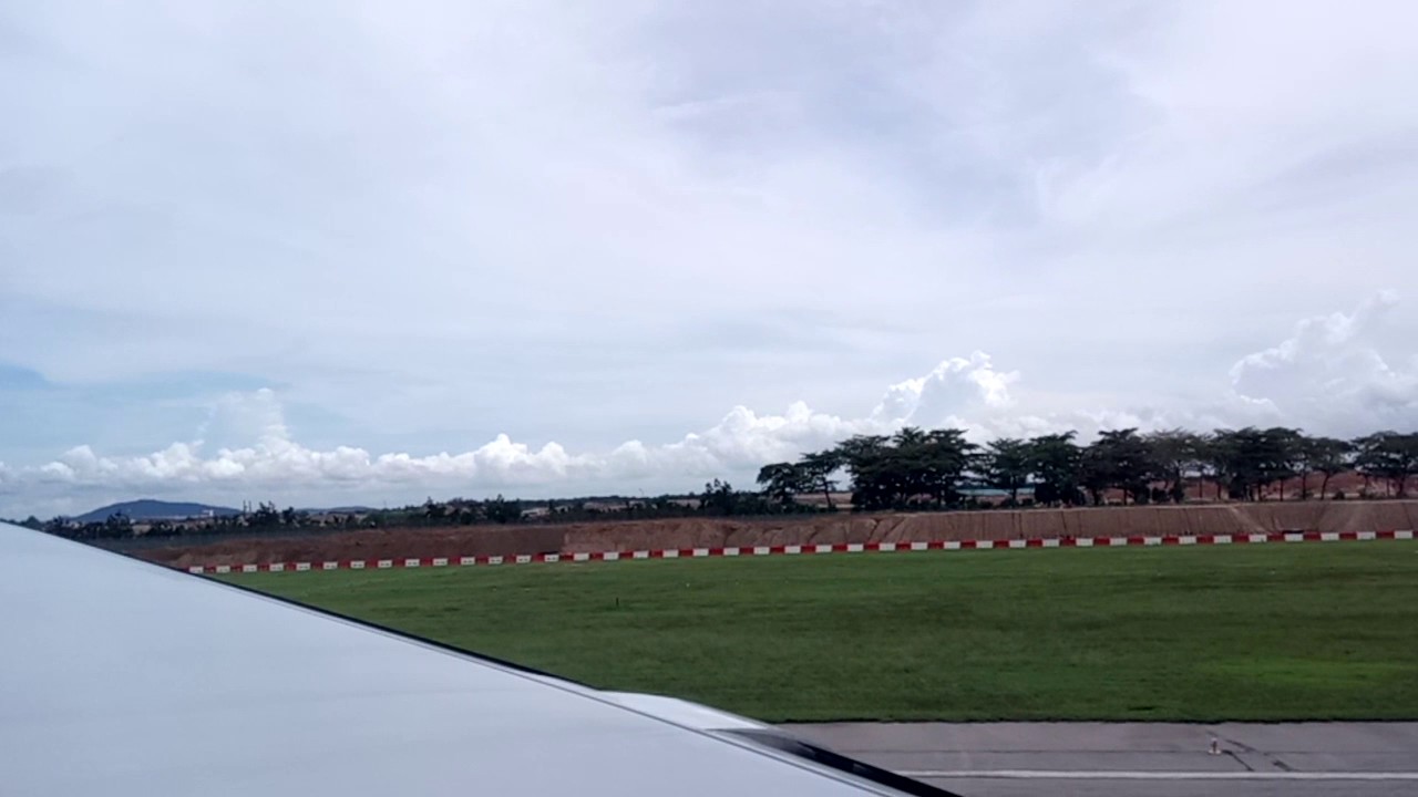 Singapore Airlines (SQ912) leaving Changi Int'l Airport (SIN), take off ...