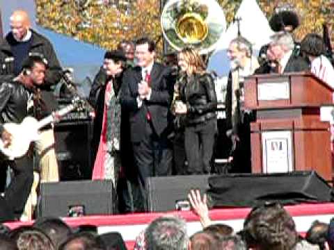 Stephen Colbert dancing during "I'll Take You There" - YouTube