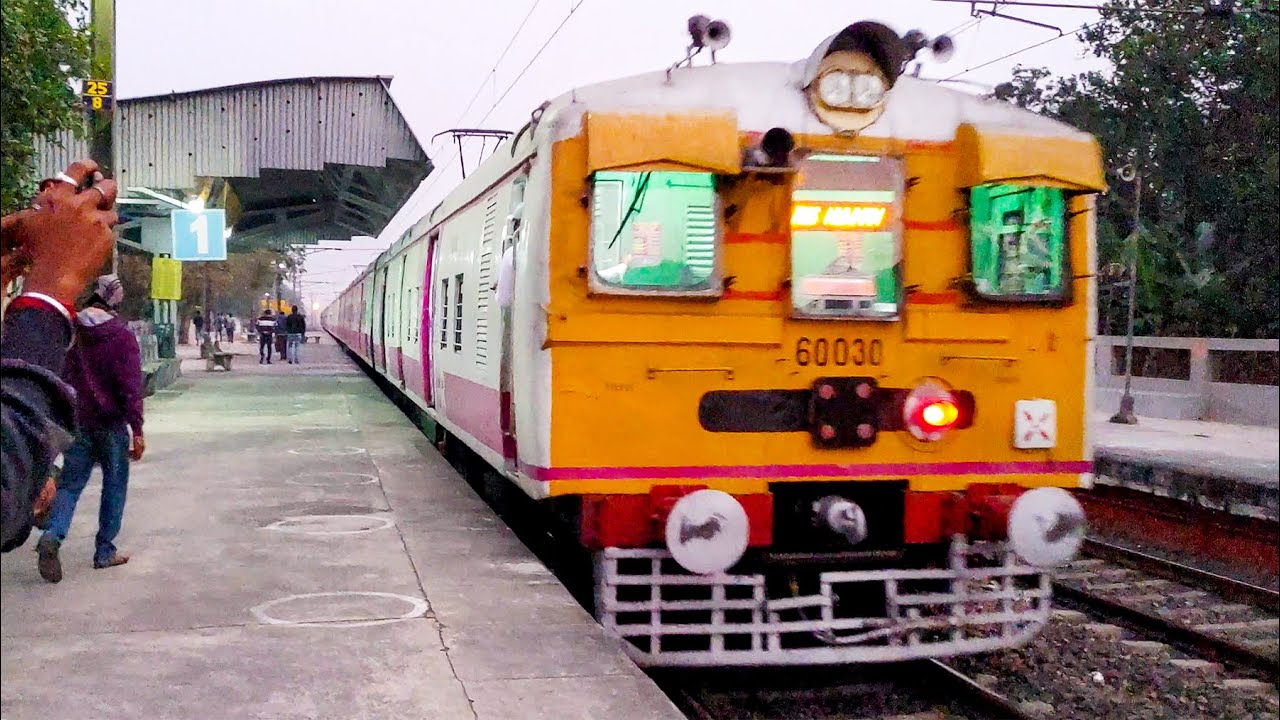 [4K] Very smooth entrance of nice colored EMU train on station ...
