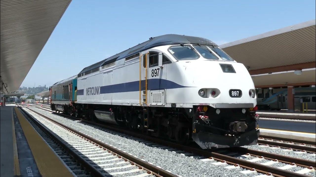 4K Walk Past Metrolink MP36PH-3C 897 Coupled To F125 932 (Stopped And Lite) - YouTube