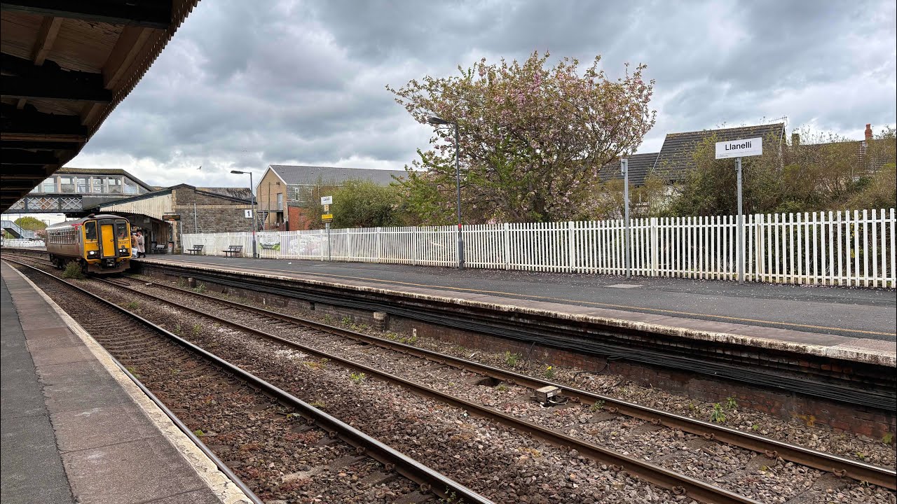Trains at Llanelli Railway Station 27/04/2024 - YouTube