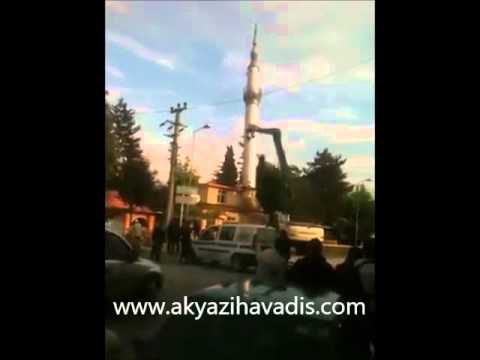 Akyazı Yeni Cami Minaresi İşte Böyle Yıkıldı