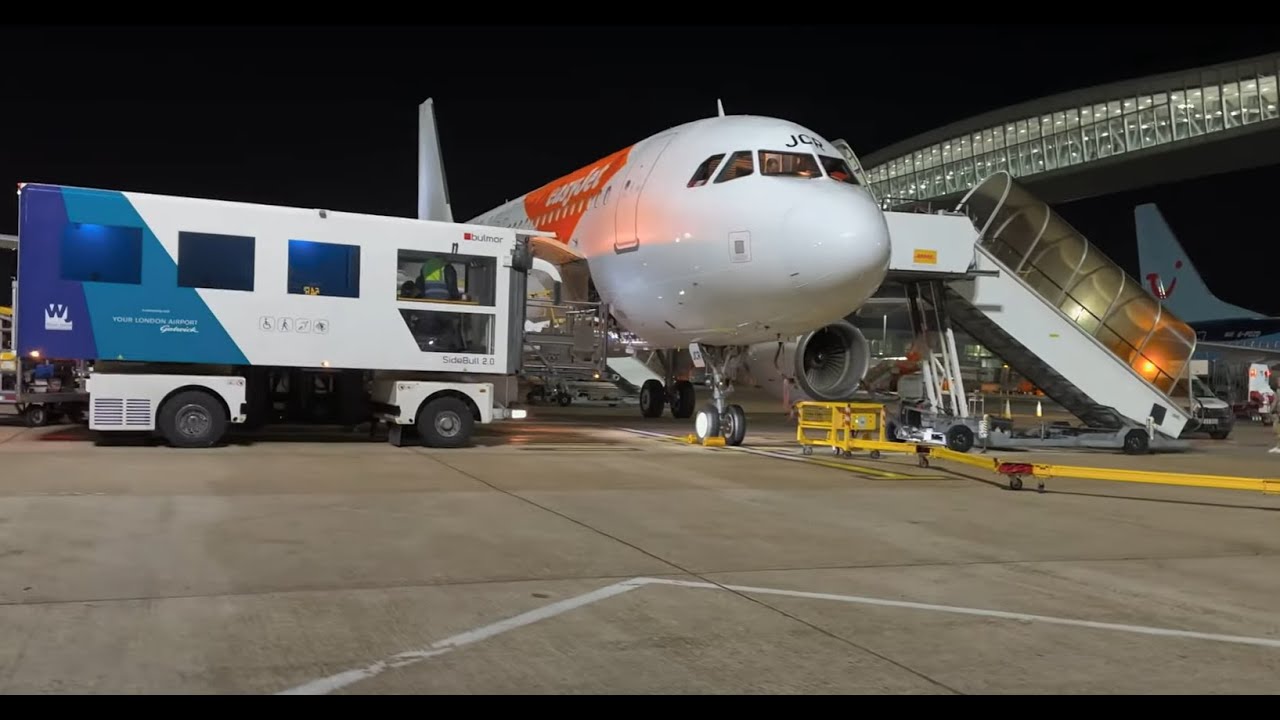 EasyJet Airbus A320-214 | Early Morning Rush Hour Departure from London ...