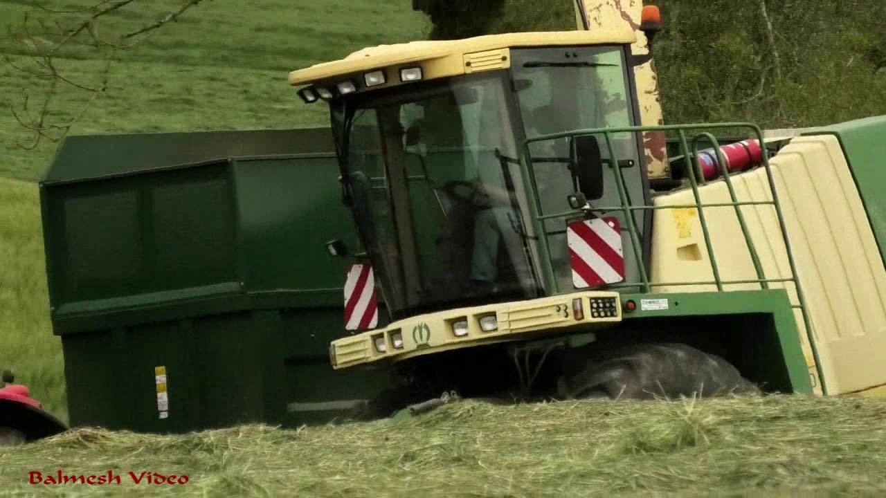 Silaging with Krone BigX V8 and Friends. - YouTube