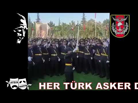 Askeri okul öğrencileri Teğmen Ebru Eroğlu öncülüğünde Subaylık Yemini ediyorlar.
