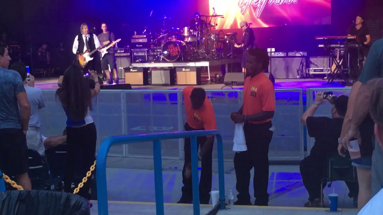 Coolest concert security guy dancing EVER! (Greg Kihn - Breakup Song ...