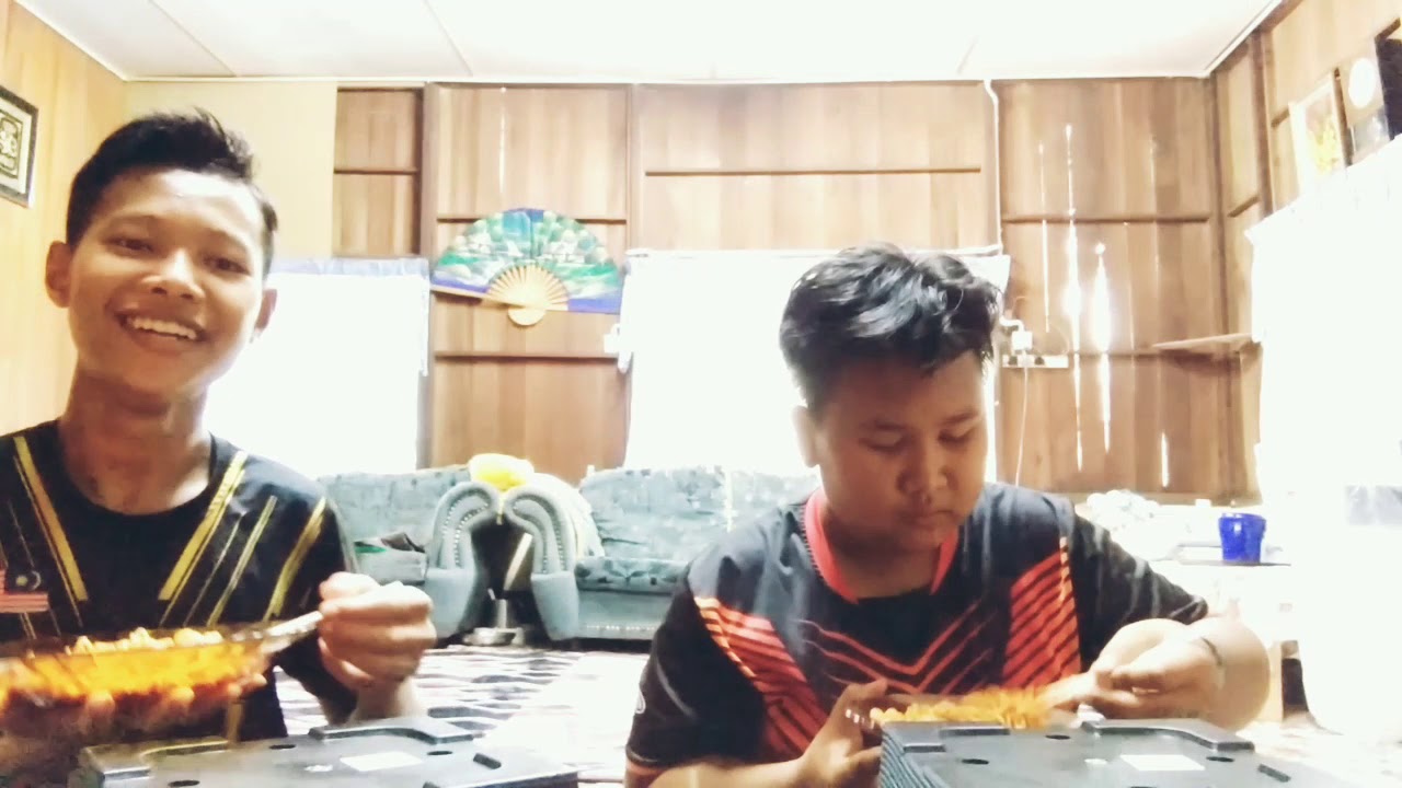 MUKBANG KOREAN SPICY CHICKEN | by HAIKAL and HASBI - YouTube