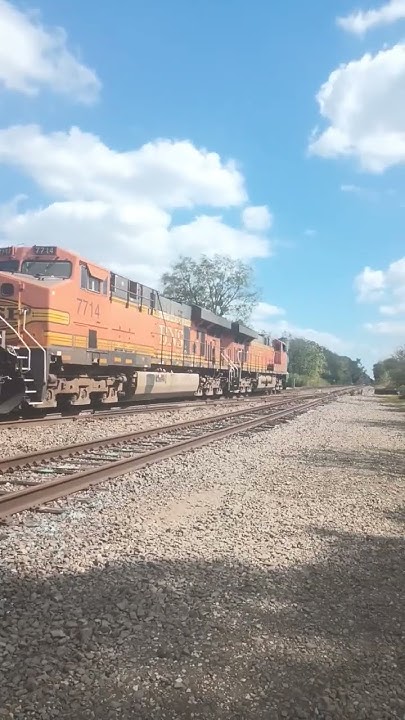 Bnsf 7656 DASH 9 -44CW leader friendly crew leads DASH 9 -44CW at Galveston sub #railfan - YouTube