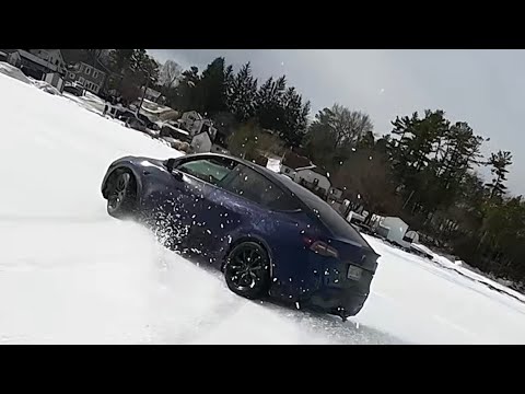 Drifting a Model Y Tesla Performance with Track Mode in the Snow / Ice ...